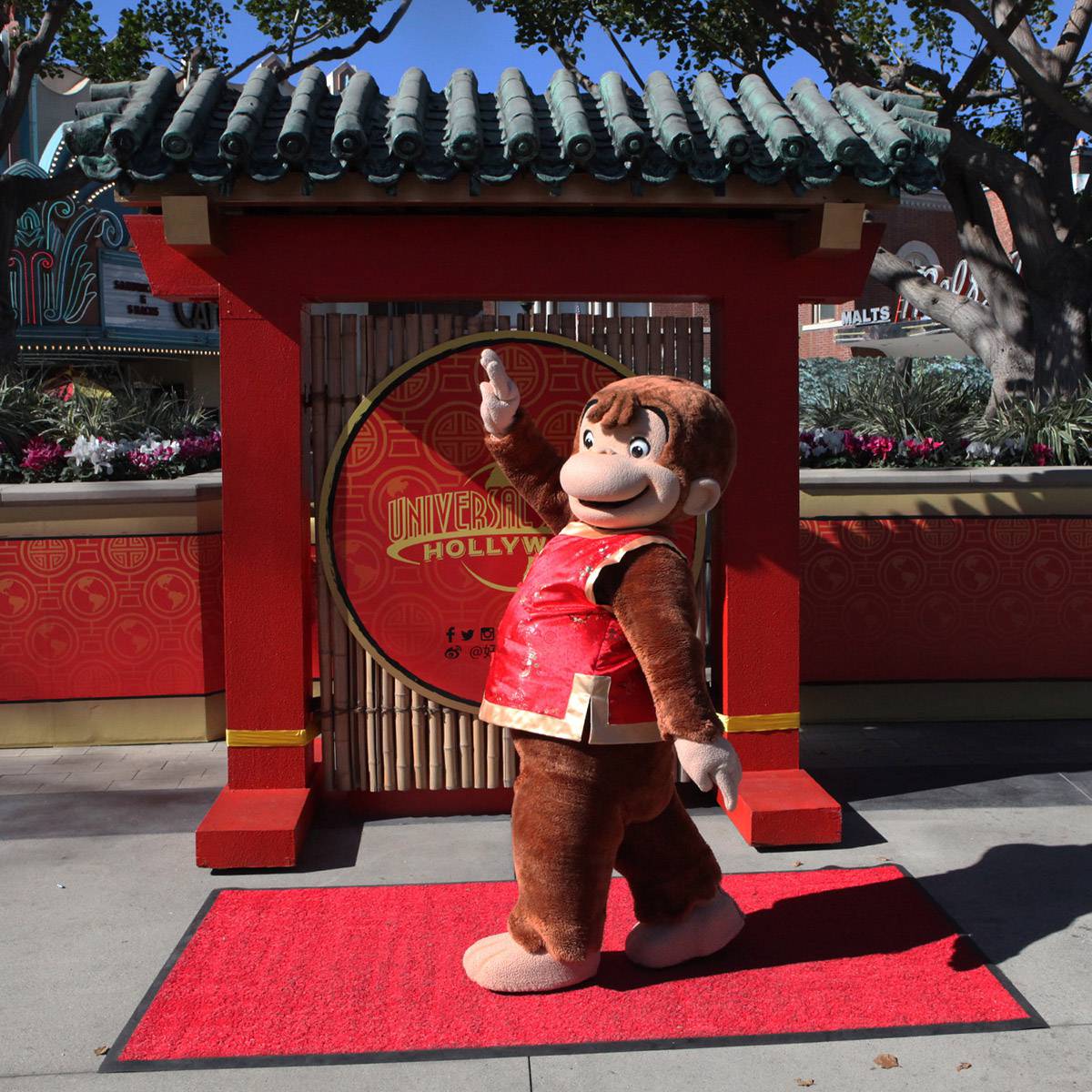 Universal Studios Hollywood Goes Lunar : EndorExpress